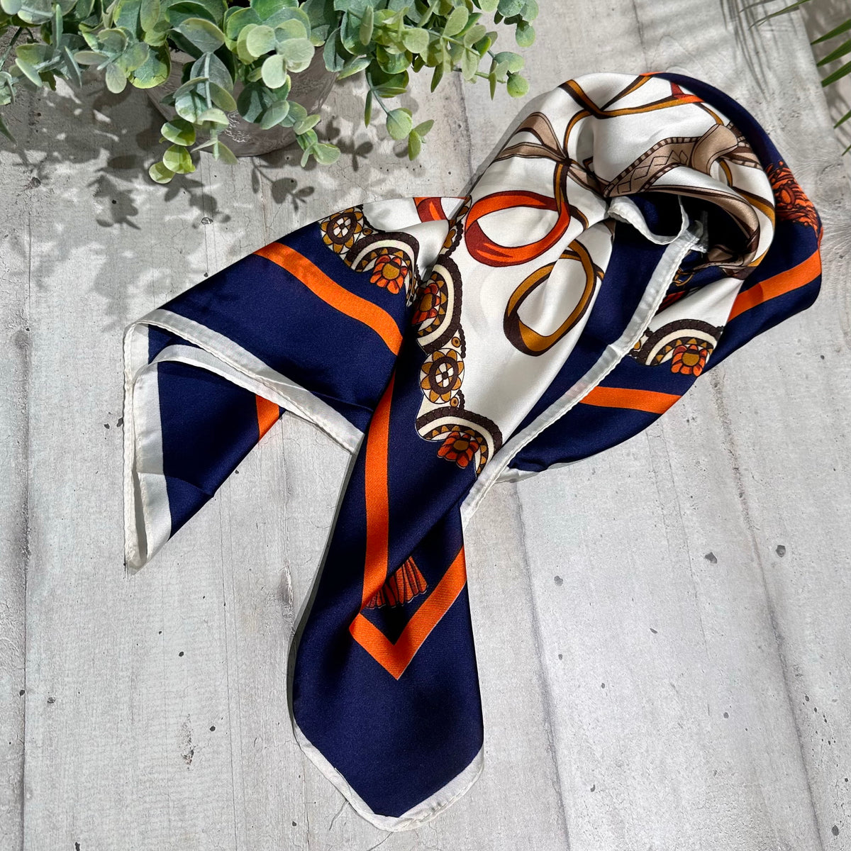 Foulard in Seta e Viscosa Fantasia Catena Blu – KikkiLine Calzature