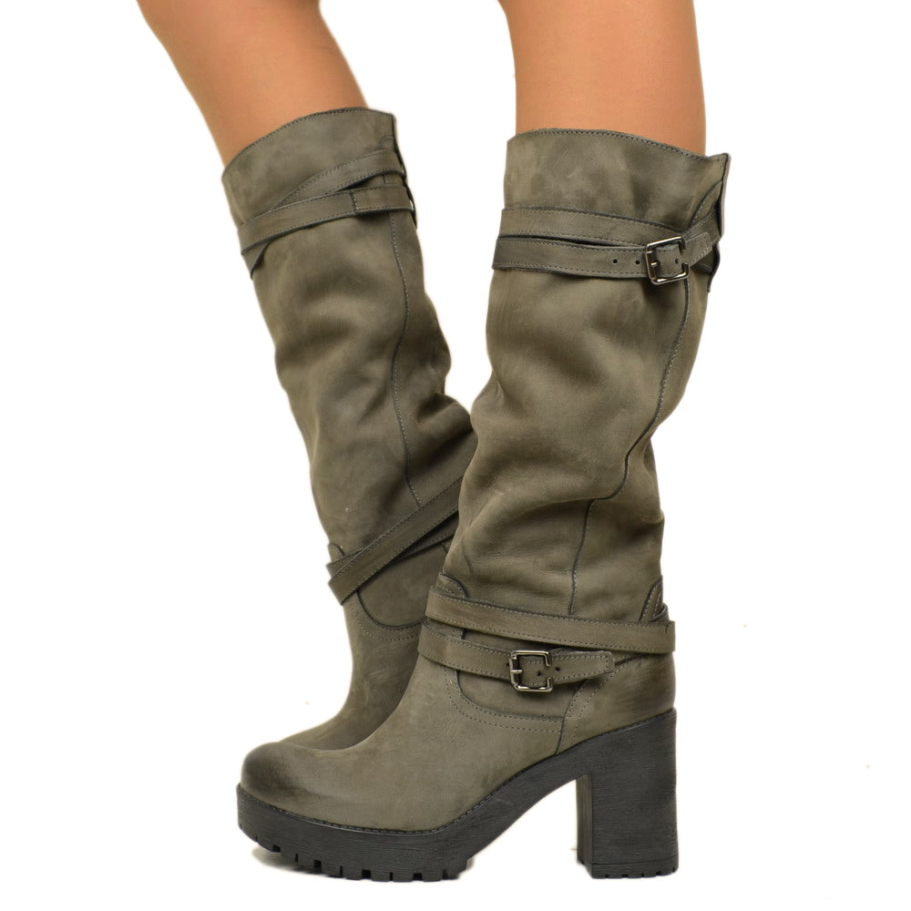 Stivali Donna Grigi in Nabuk con Fibbie e Tacco Alto – KikkiLine Calzature